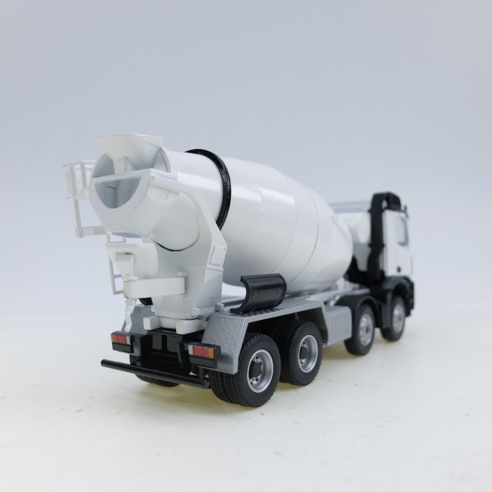 1/50 (Conrad) 1/50 MERCEDES AROCS 8X4 BEYAZ RENK LOGOSUZ BETON MİKSERİ